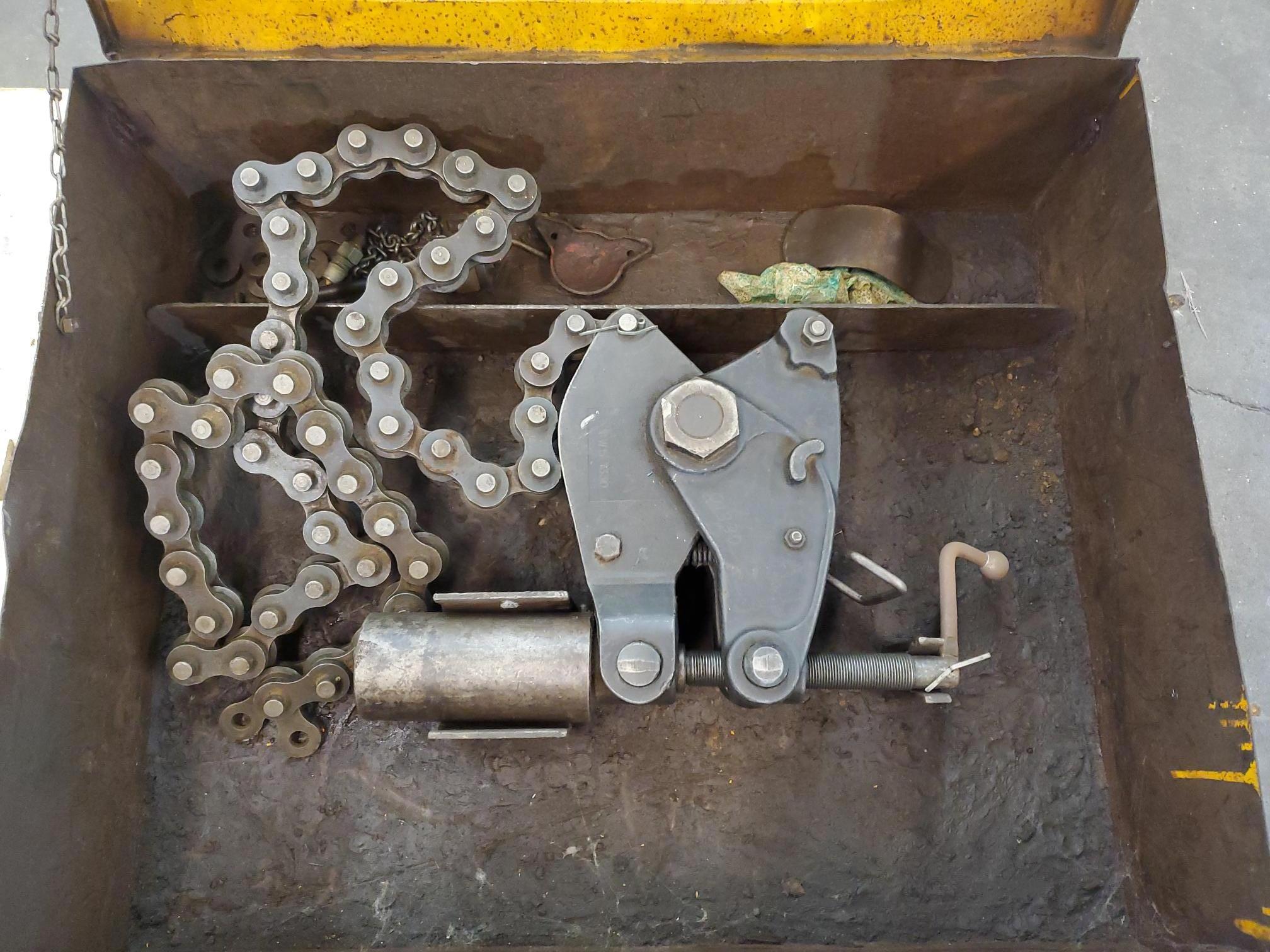 Crosby forged industrial lifting clamp with chain binder and heavy chain-
