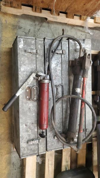Lot of 8 Lincoln Power Luber Grease Guns and 5 Manual Grease Guns